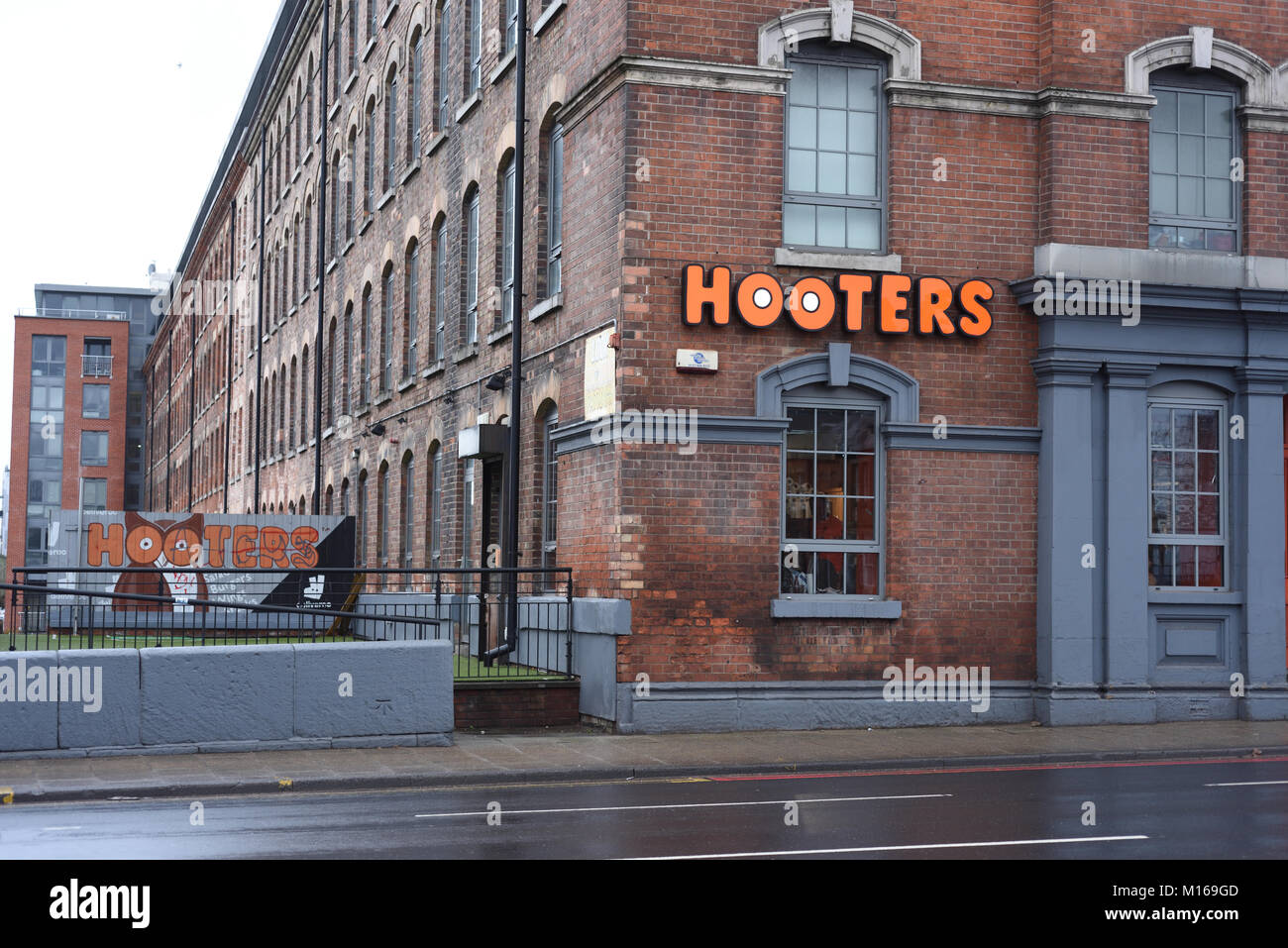 Hooters bar und restaurant -Fotos und -Bildmaterial in hoher Auflösung ...