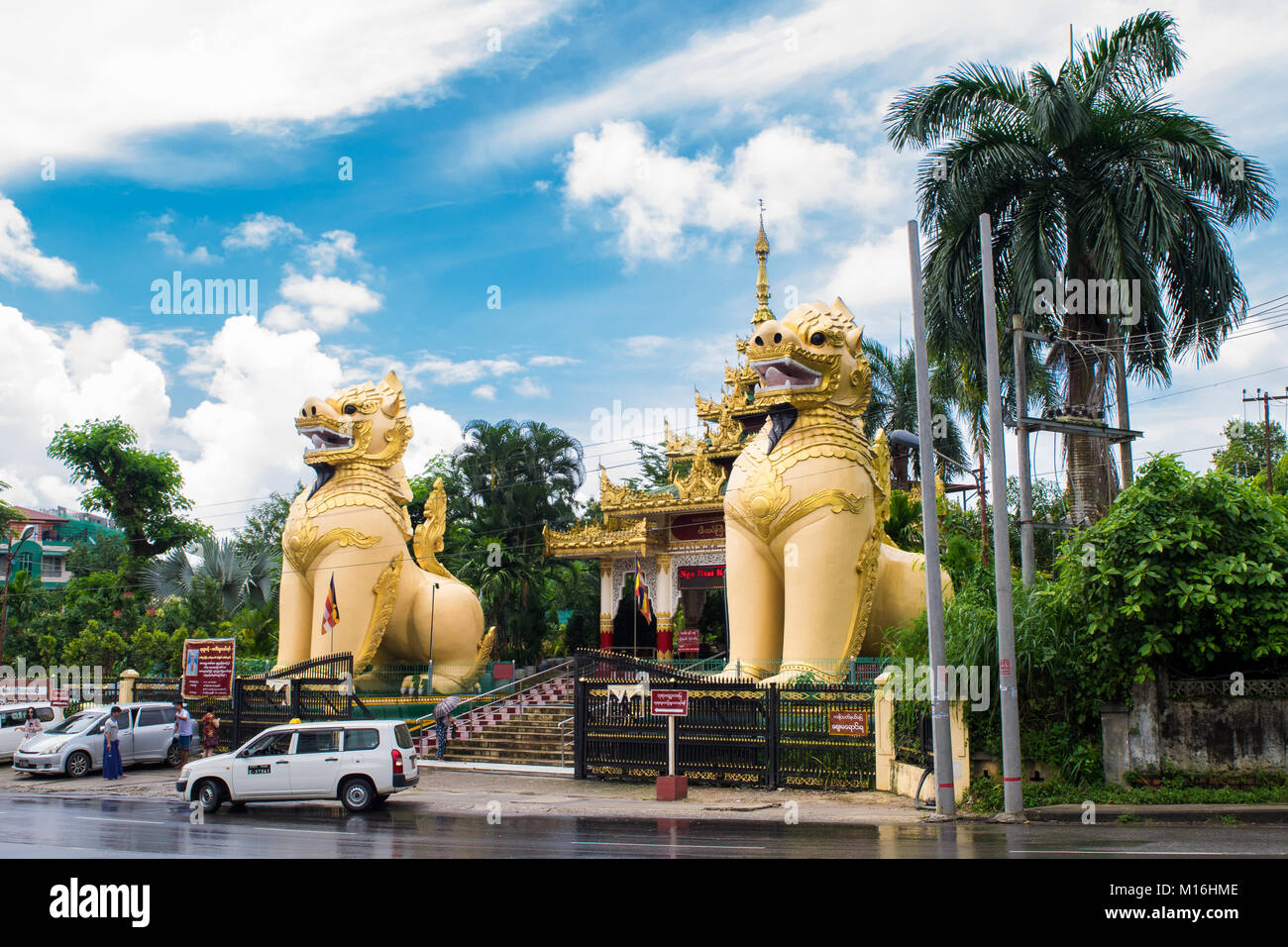 Paar Gelbe chinthe Statuen, leogryph Lion - wie Drachen, stand vor der ...