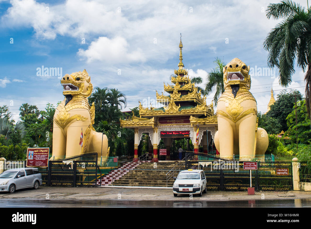 Paar Gelbe chinthe Statuen, leogryph Lion - wie Drachen, stand vor der ...