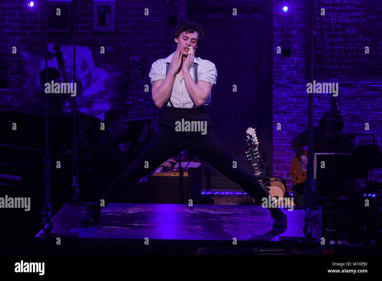 Spring awakening musical -Fotos und -Bildmaterial in hoher Auflösung ...