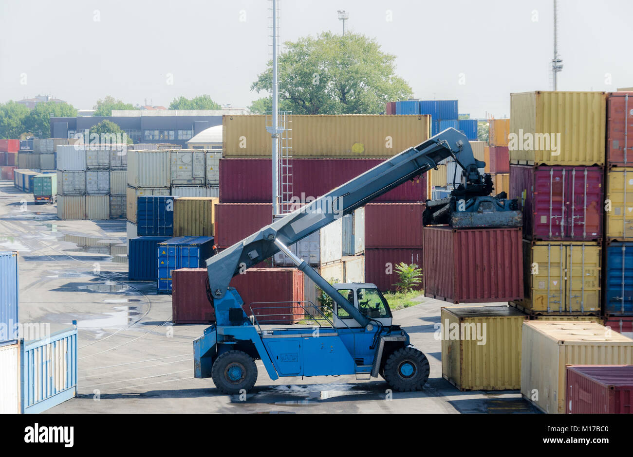 Trash container italy -Fotos und -Bildmaterial in hoher Auflösung – Alamy
