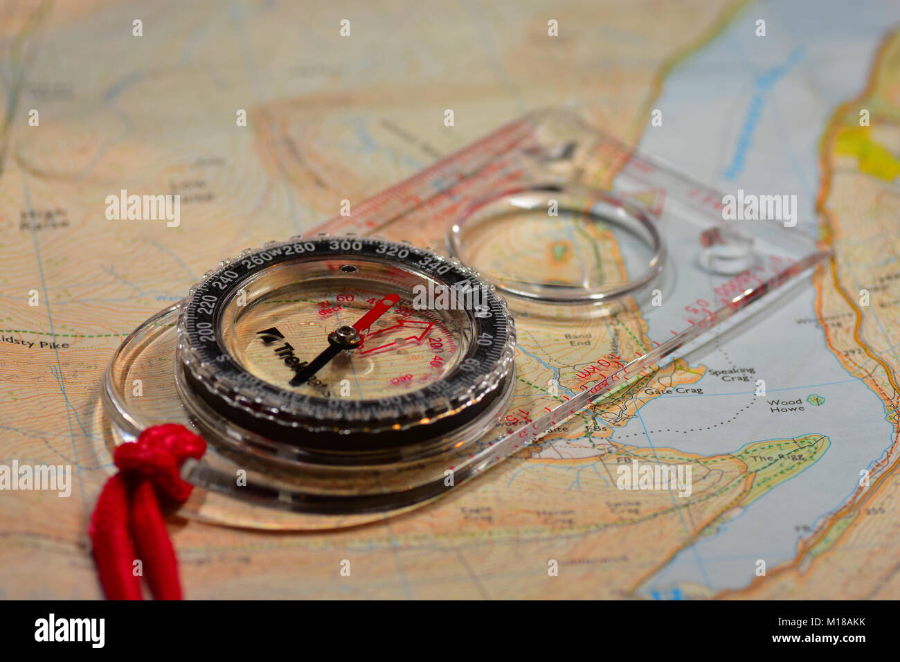 Karte lesen Kompass und Verordnung Übersichtskarte Stockfotografie - Alamy