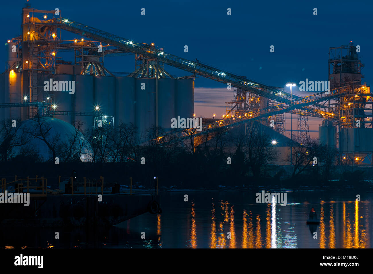 Massive Körnerelevator am Elizabeth River Stockfotografie - Alamy