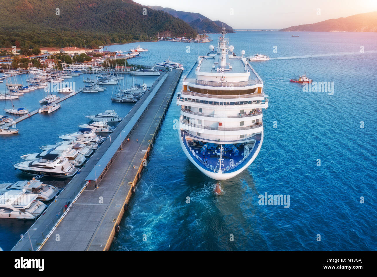 Hafen jachthafen hafen kreuzfahrtschiff liner -Fotos und -Bildmaterial ...