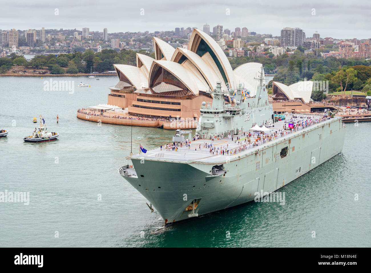 HMAS Canberra L02 Landing Helicopter Dock vor der Oper in Sydney ...