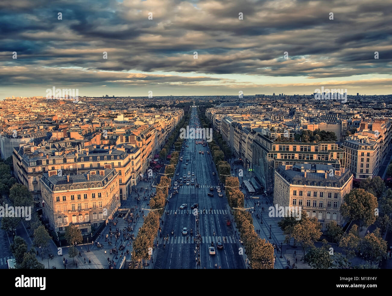 Champs elysees avenue -Fotos und -Bildmaterial in hoher Auflösung – Alamy