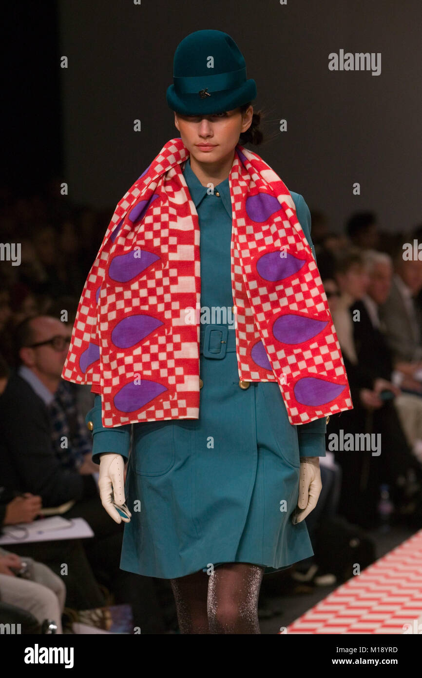 Eley kishimoto laufsteg -Fotos und -Bildmaterial in hoher Auflösung – Alamy