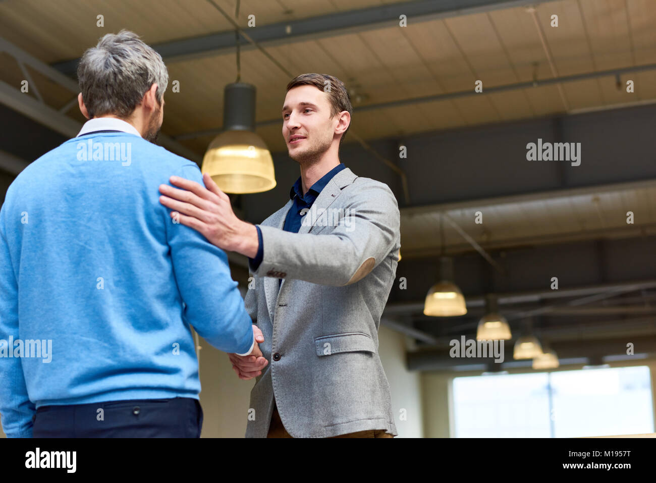 Menschen hände heben -Fotos und -Bildmaterial in hoher Auflösung – Alamy