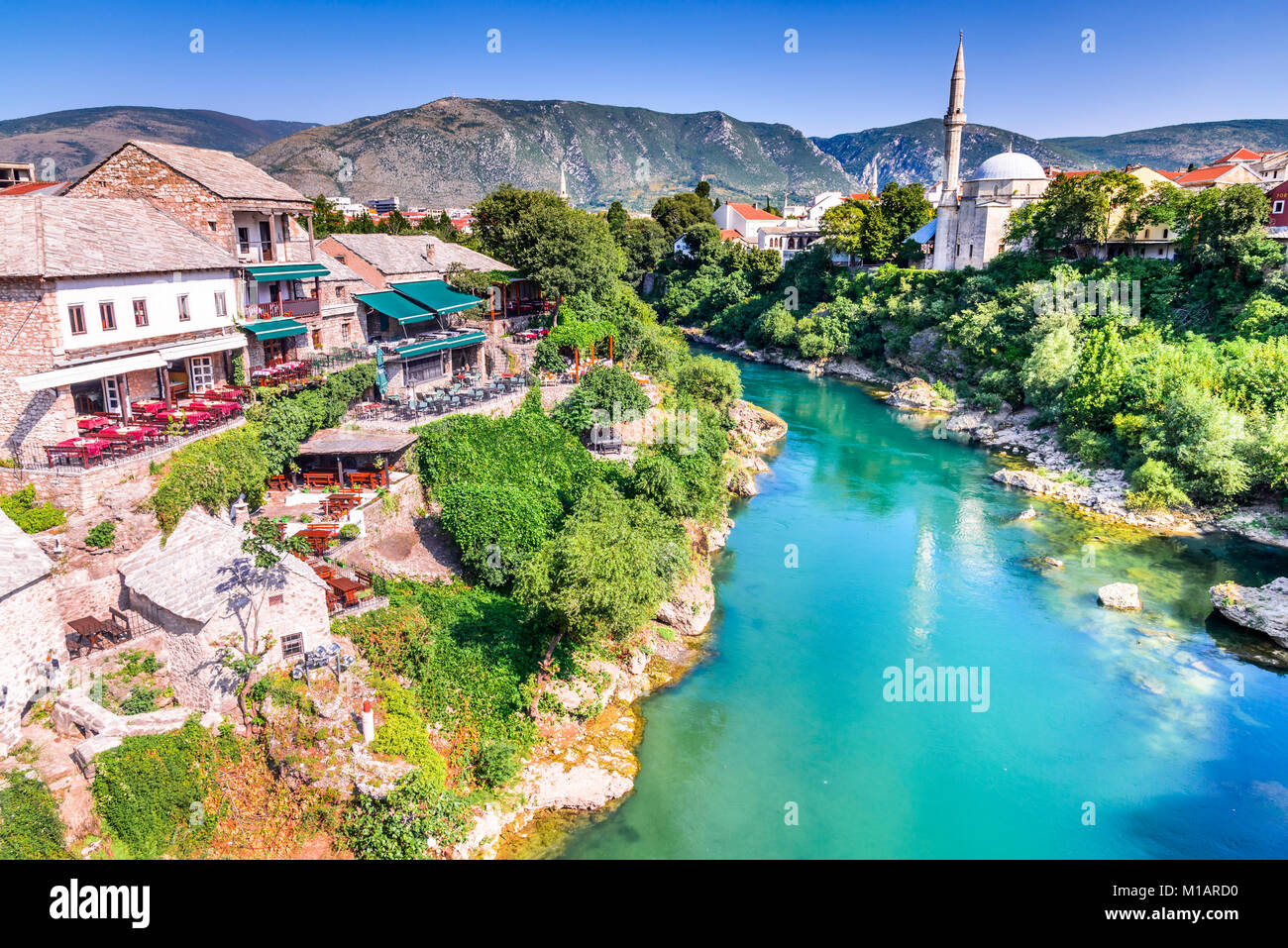 Mostar, Bosnien und Herzegowina. Morgensonne auf Nerteva Fluss und ...