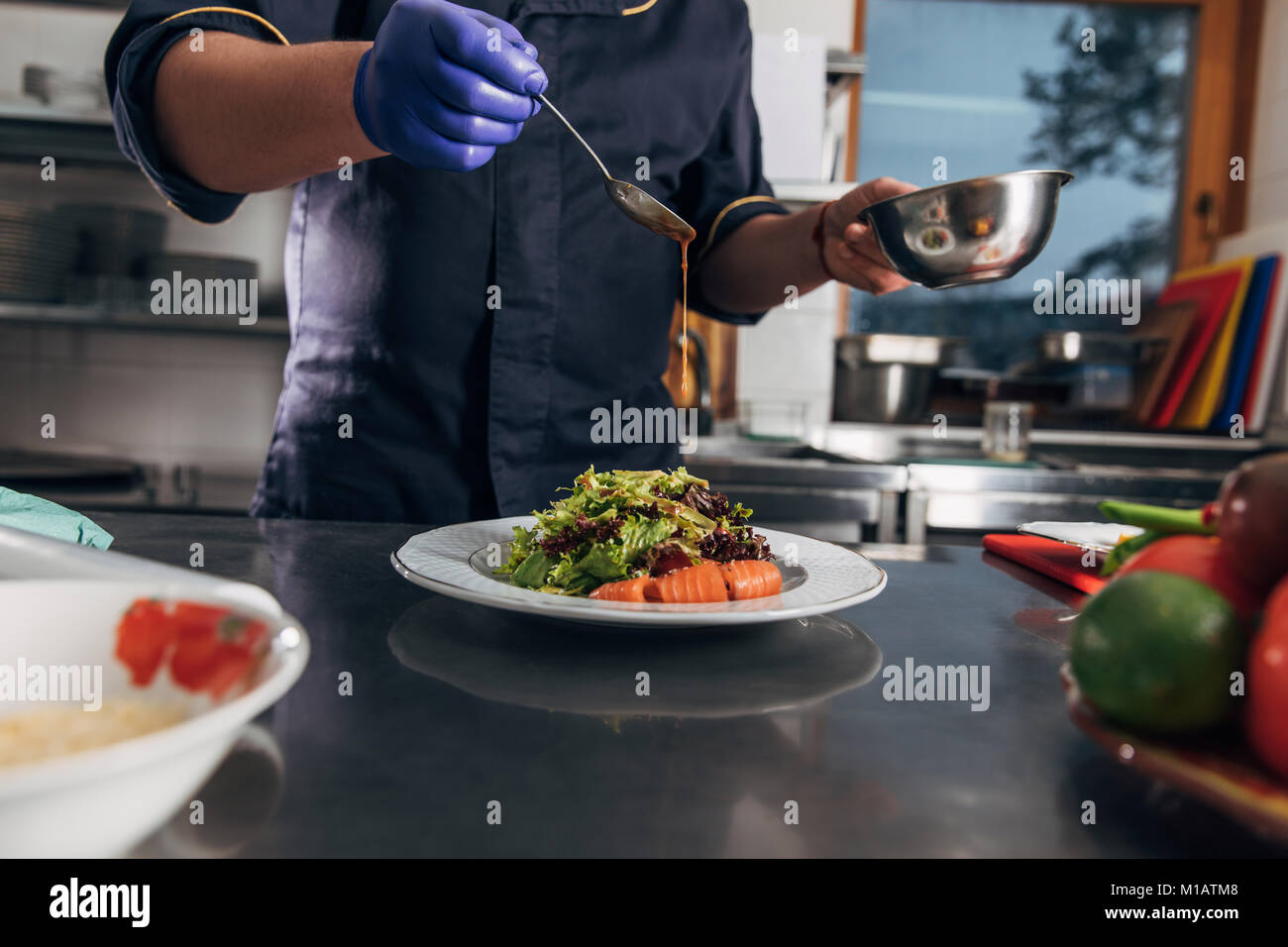 Menschen Kochen Stockfotos und -bilder Kaufen - Alamy