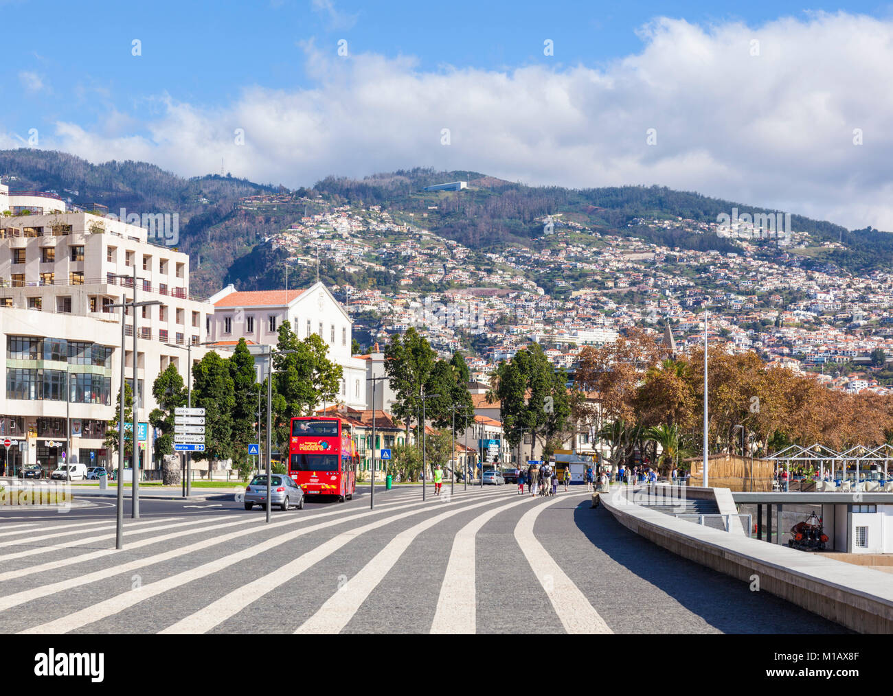 MADEIRA Portugal Madeira Funchal Strandpromenade zu Fuß entlang der ...