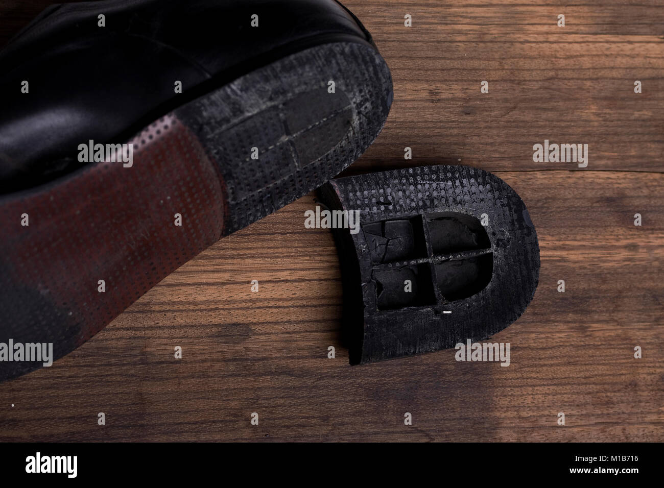 Hole used shoes -Fotos und -Bildmaterial in hoher Auflösung – Alamy