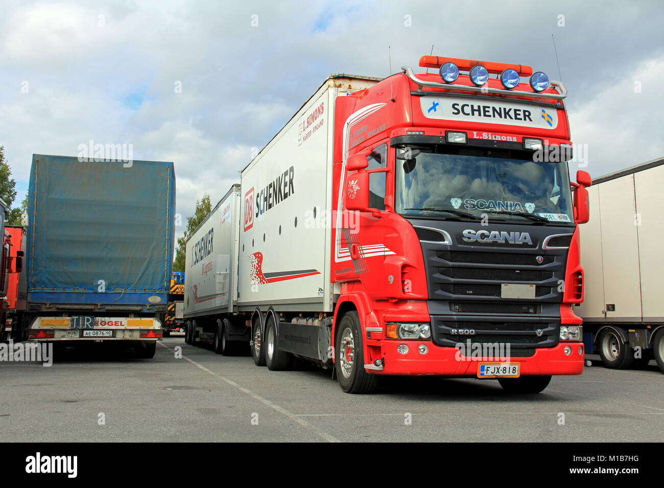 TURKU, FINNLAND - 15 September: Scania R500 V8-Lkw mit Anhänger von DB ...