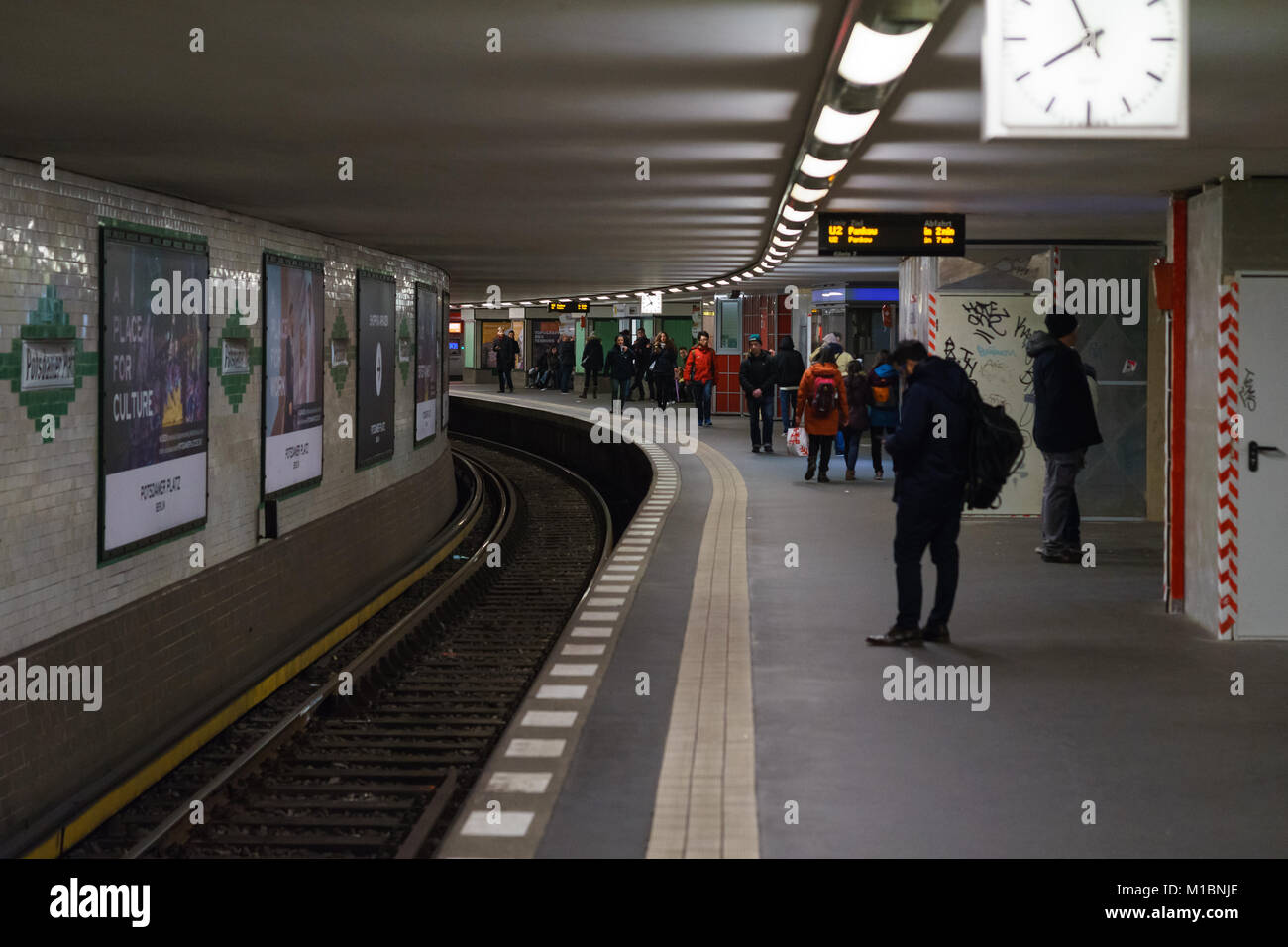 BERLIN - Dezember 18, 2017: der U-Bahn Station U2-Linien - Potsdamer ...