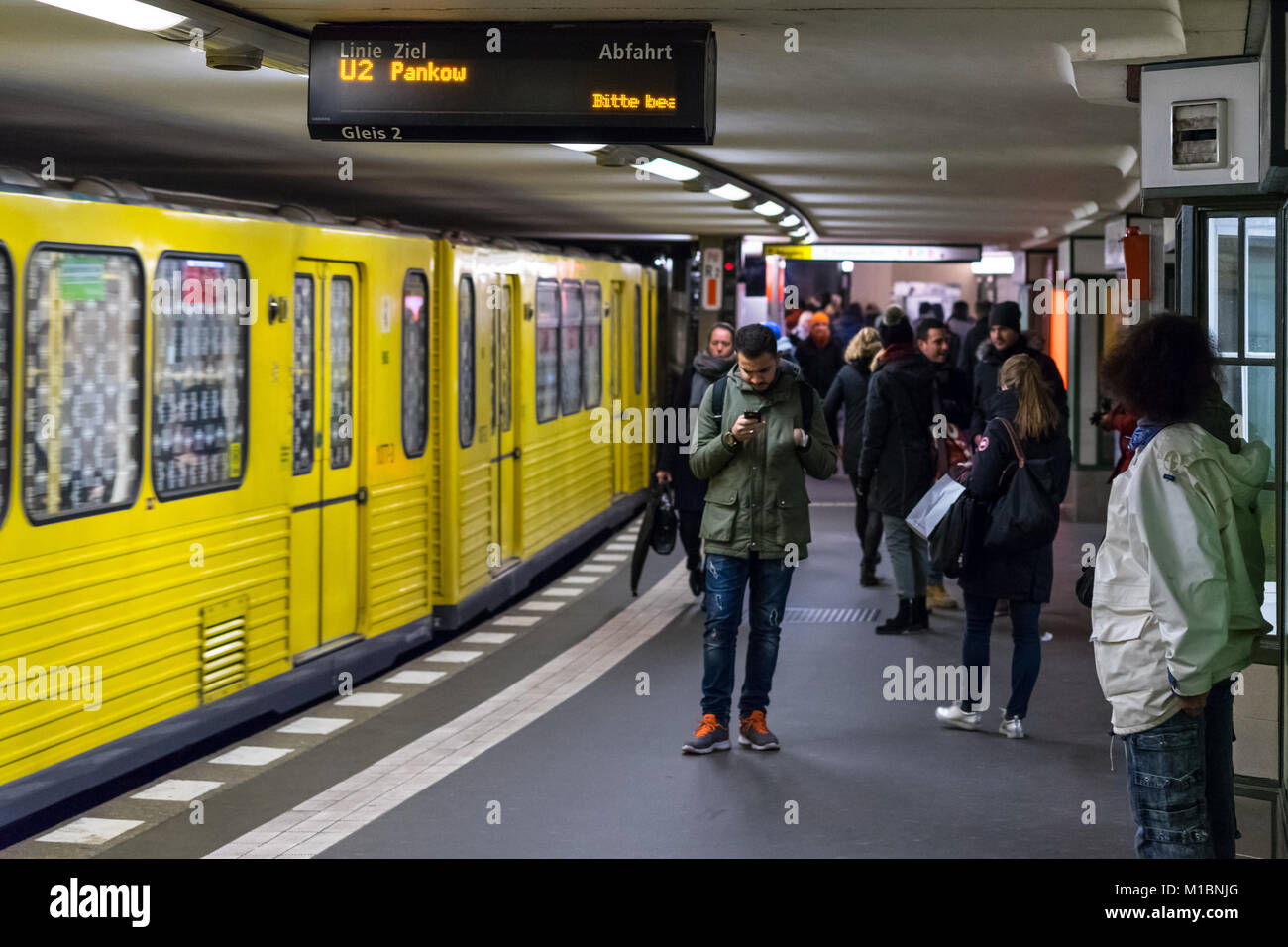 BERLIN - Dezember 18, 2017: der U-Bahn Station U2-Linien - Potsdamer ...