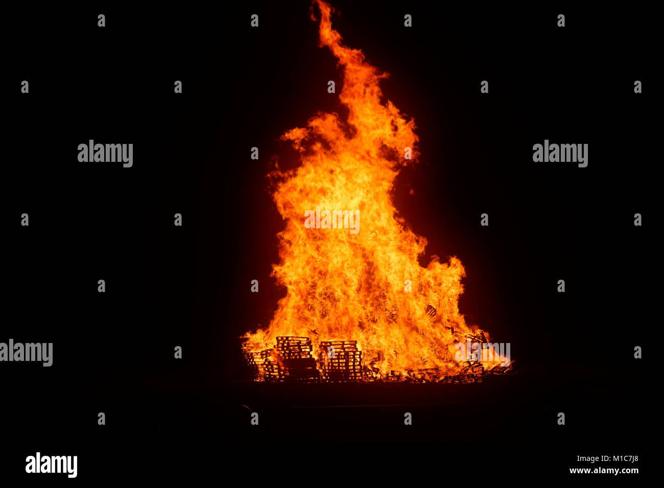 Leeds stadtrat lagerfeuer -Fotos und -Bildmaterial in hoher Auflösung ...