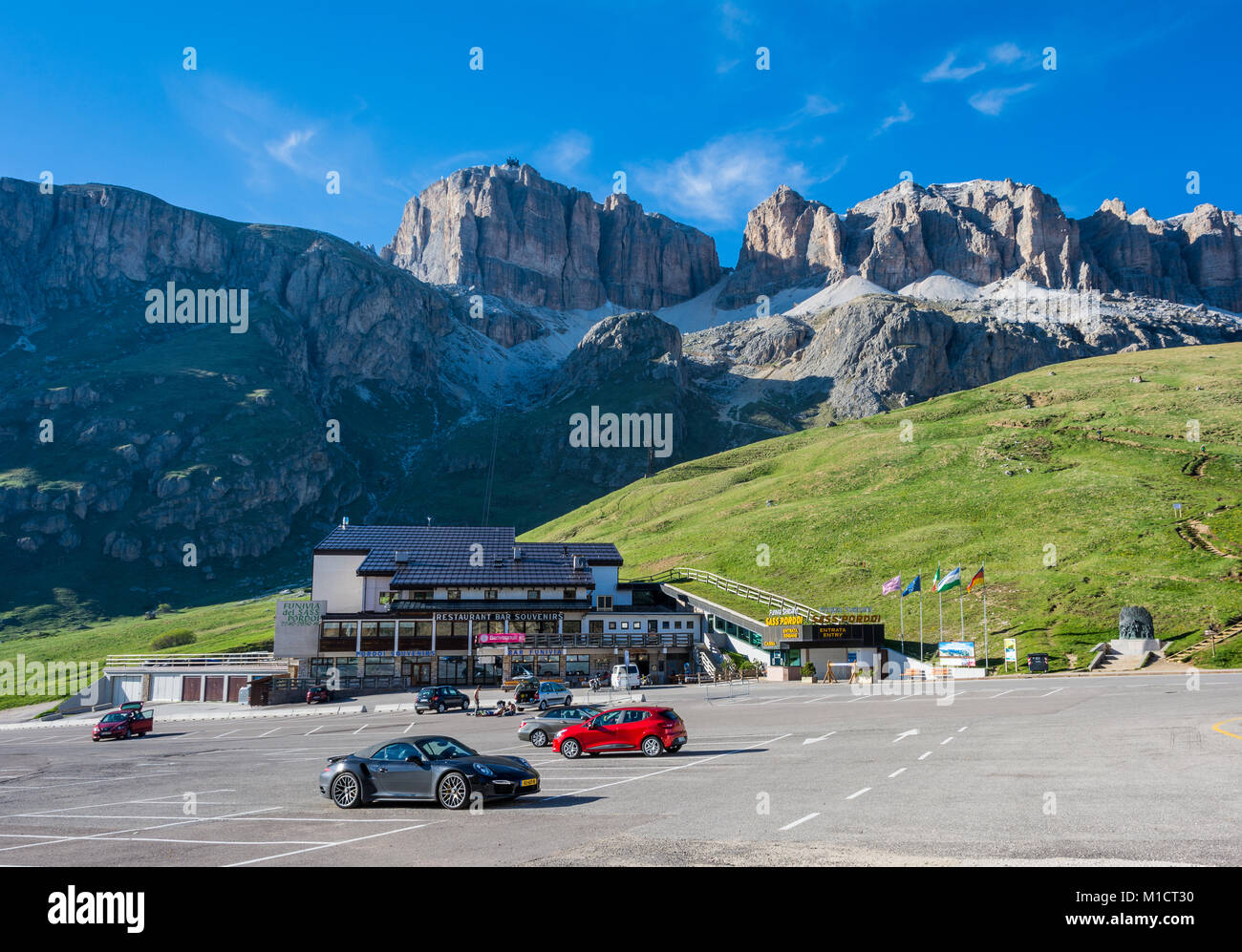 Seilbahn auf pordoi pass -Fotos und -Bildmaterial in hoher Auflösung ...