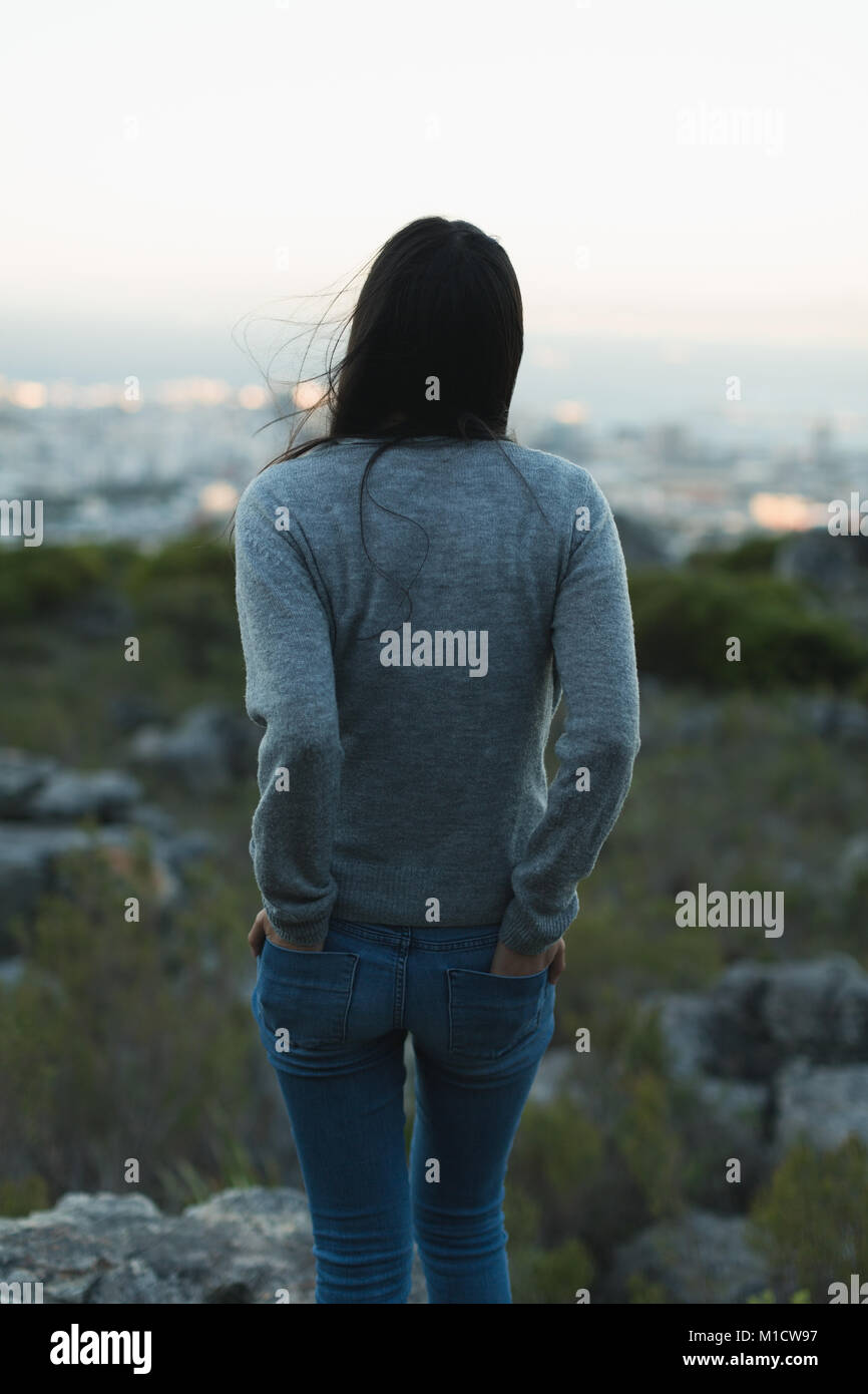 Hand in pockets -Fotos und -Bildmaterial in hoher Auflösung – Alamy