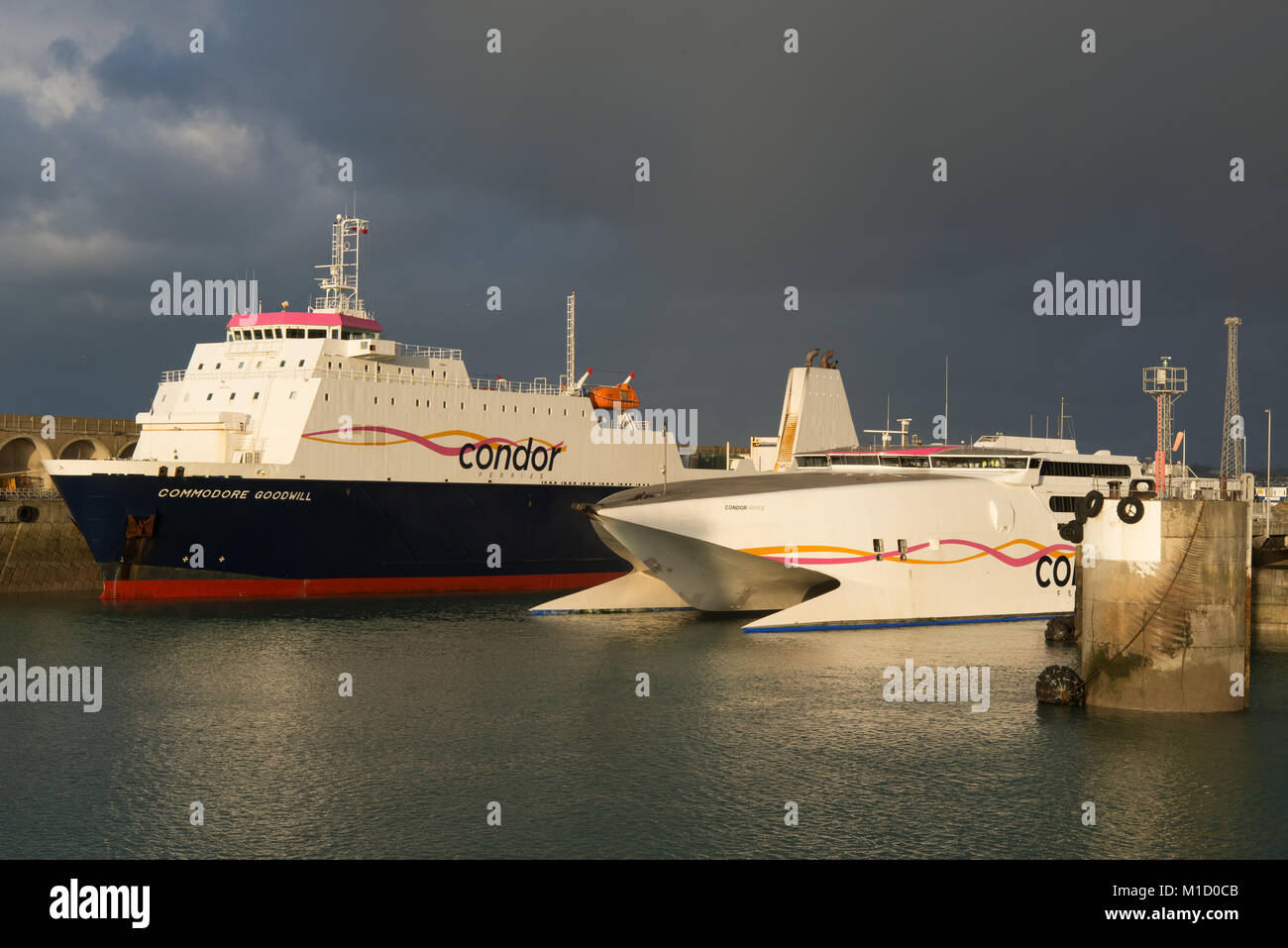 Catamaran ferry condor ferries -Fotos und -Bildmaterial in hoher ...