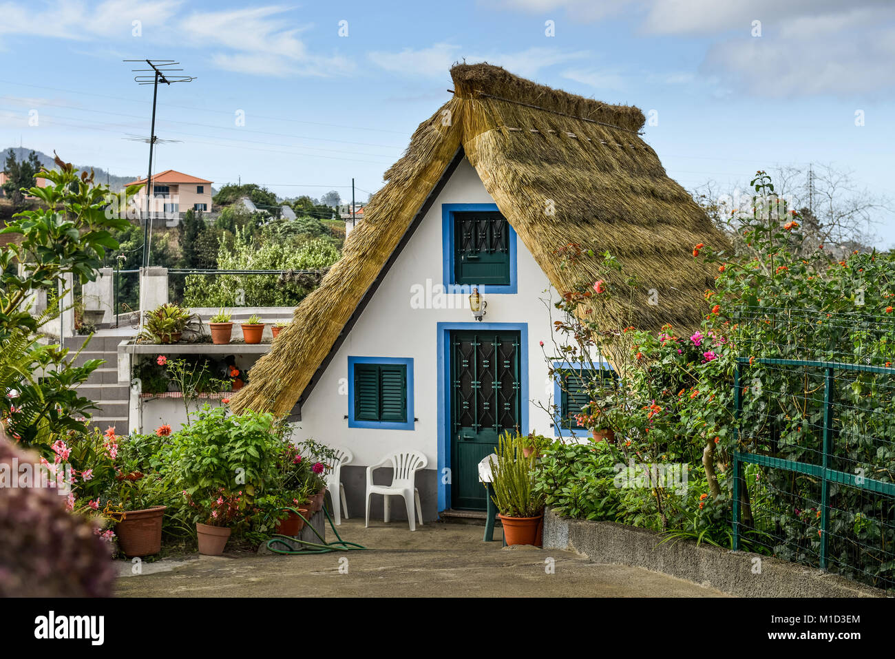 Strohdach stroh -Fotos und -Bildmaterial in hoher Auflösung – Alamy