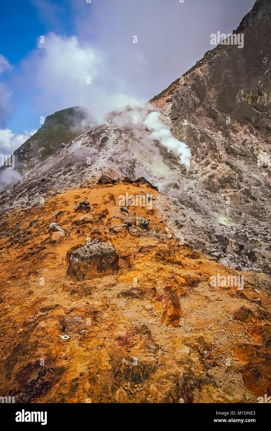 Krater an der spitze des sibayak vulkans -Fotos und -Bildmaterial in ...