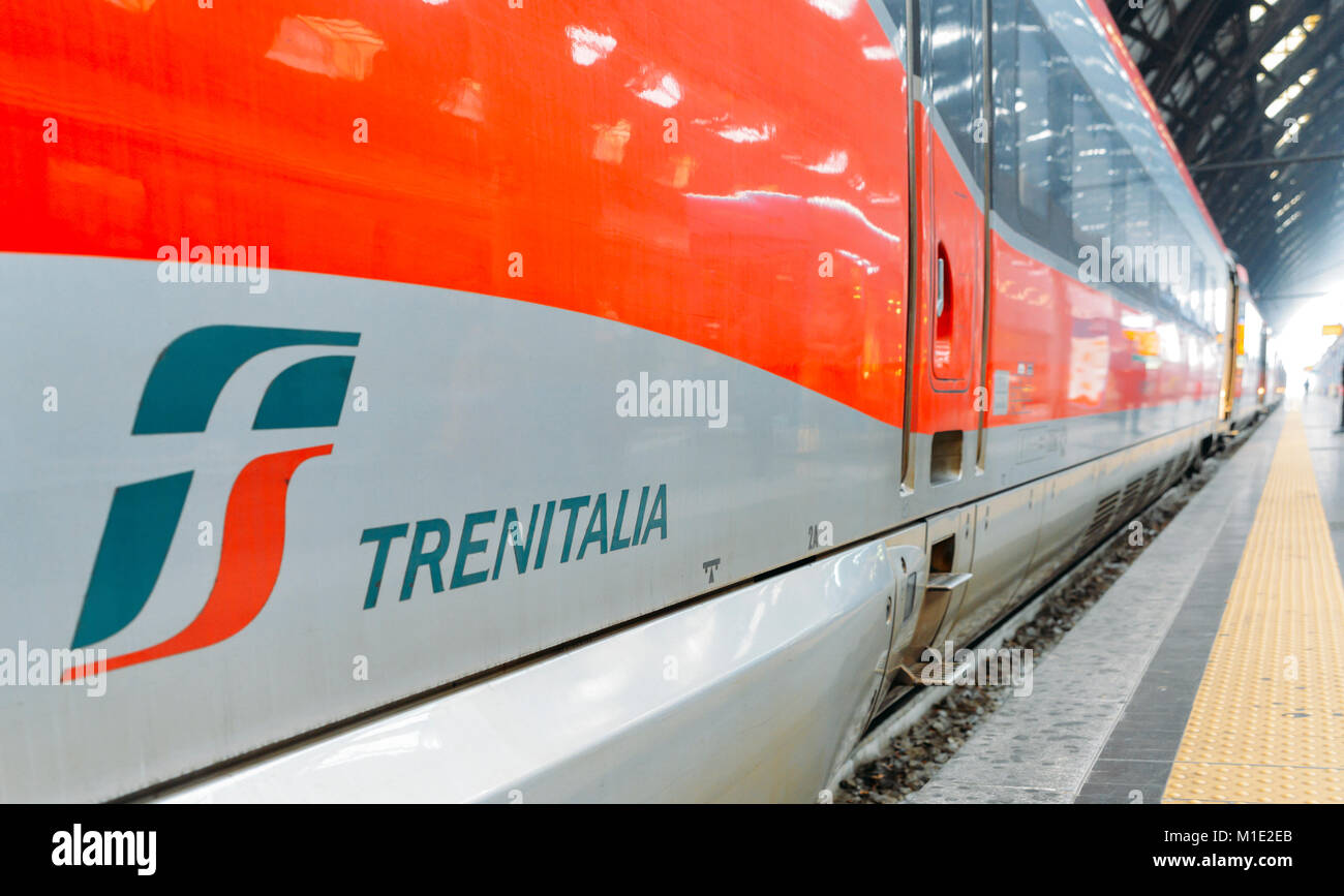 Nahaufnahme von Trenitalia Zug Am Mailänder Hauptbahnhof, der einen ...