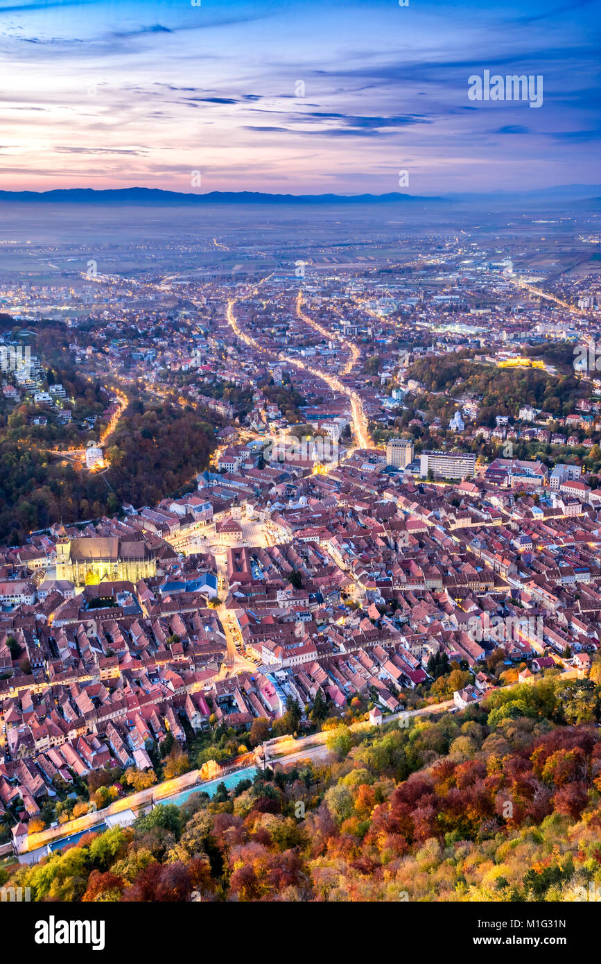 Brasov, Rumänien - Herbst Abend Himmel und fallen Farben über ...
