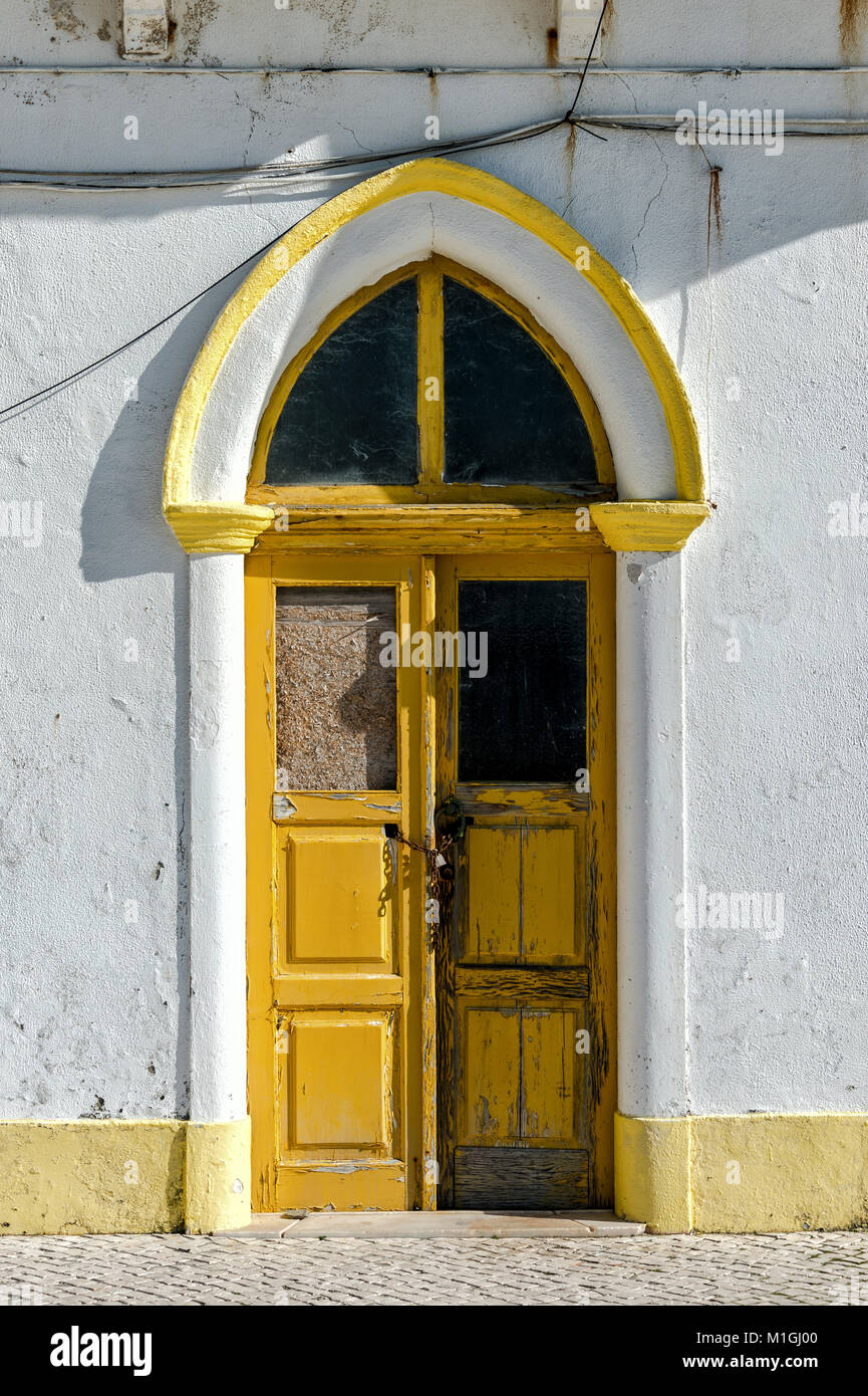 Gelbe tür -Fotos und -Bildmaterial in hoher Auflösung – Alamy