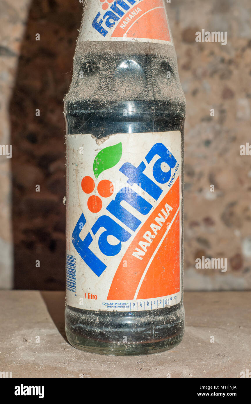 Bottle of fanta -Fotos und -Bildmaterial in hoher Auflösung – Alamy