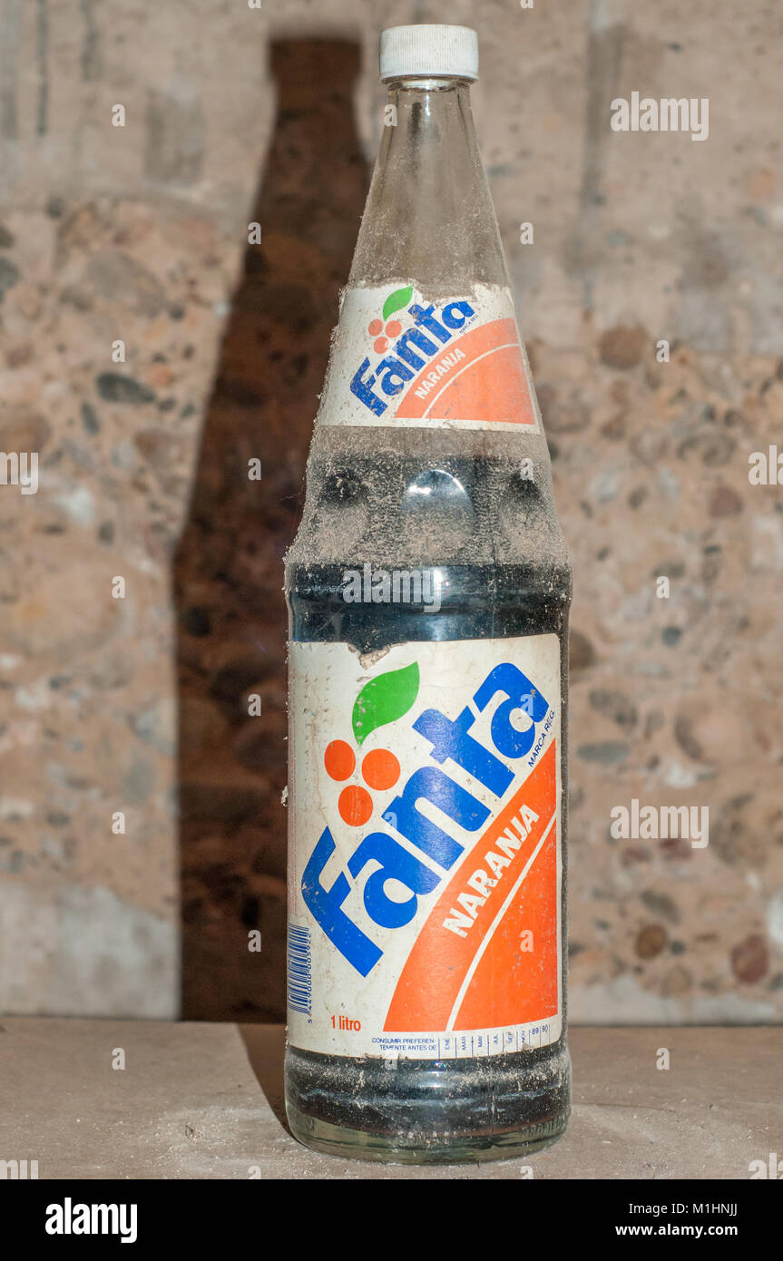 Bottle of fanta -Fotos und -Bildmaterial in hoher Auflösung – Alamy