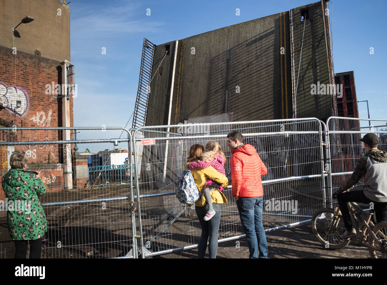 Die Leute kommen an der Banksy Kunstwerk in Hull zu suchen ...