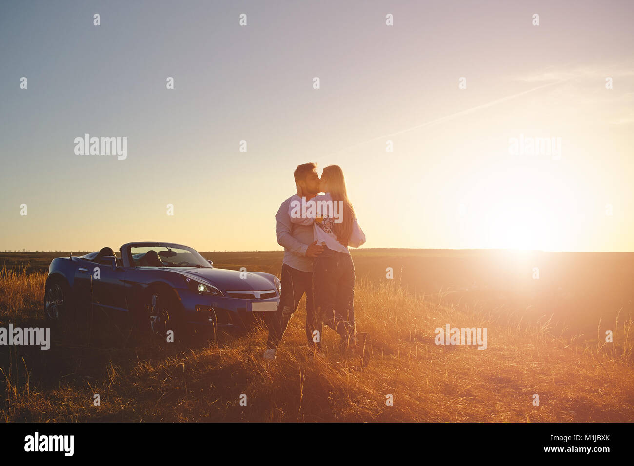 Couple Kissing Auto Stockfotos und -bilder Kaufen - Alamy