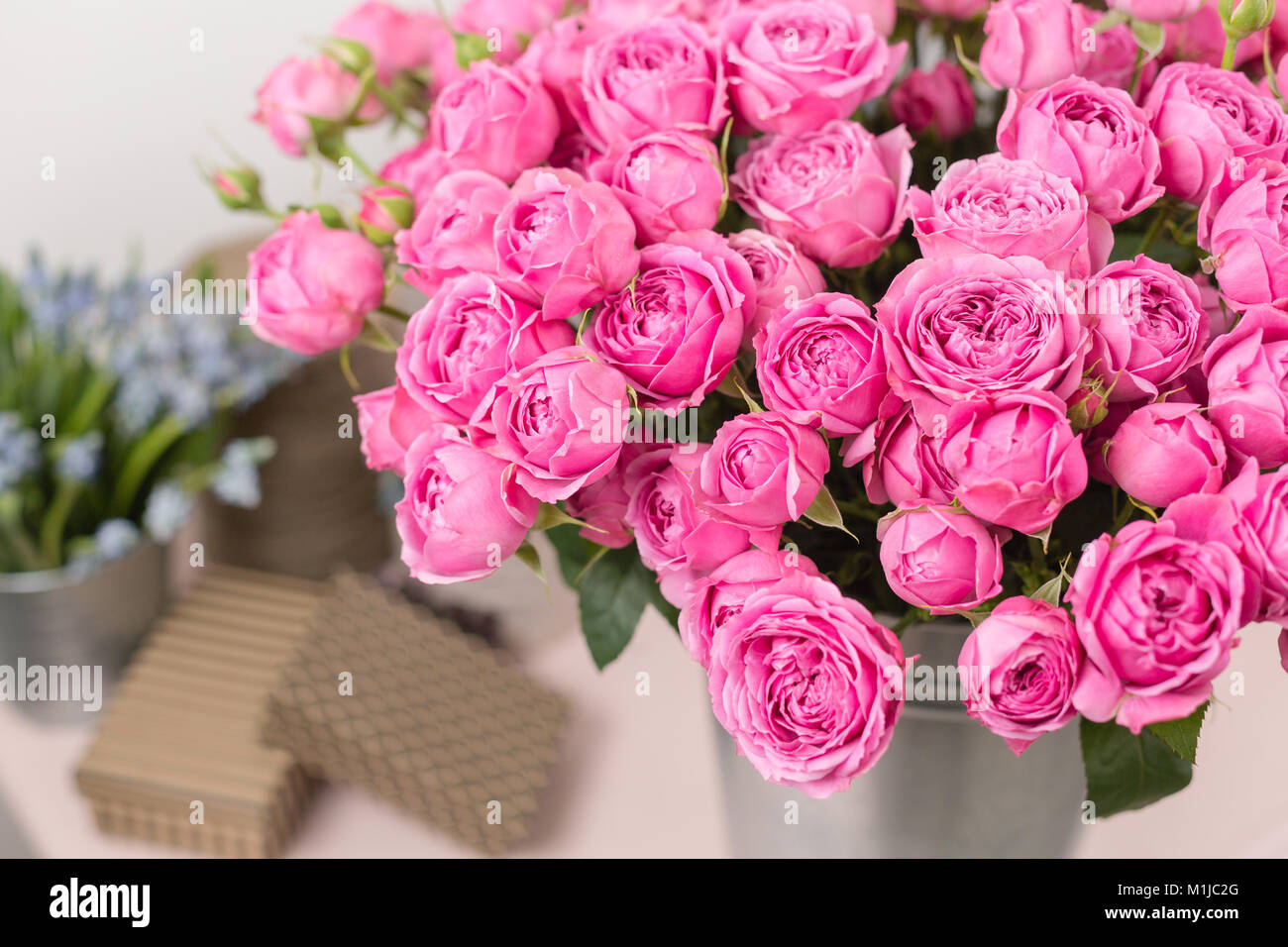 Bouquet Flowers In Old Vase Stockfotos & Bouquet Flowers In Old Vase ...