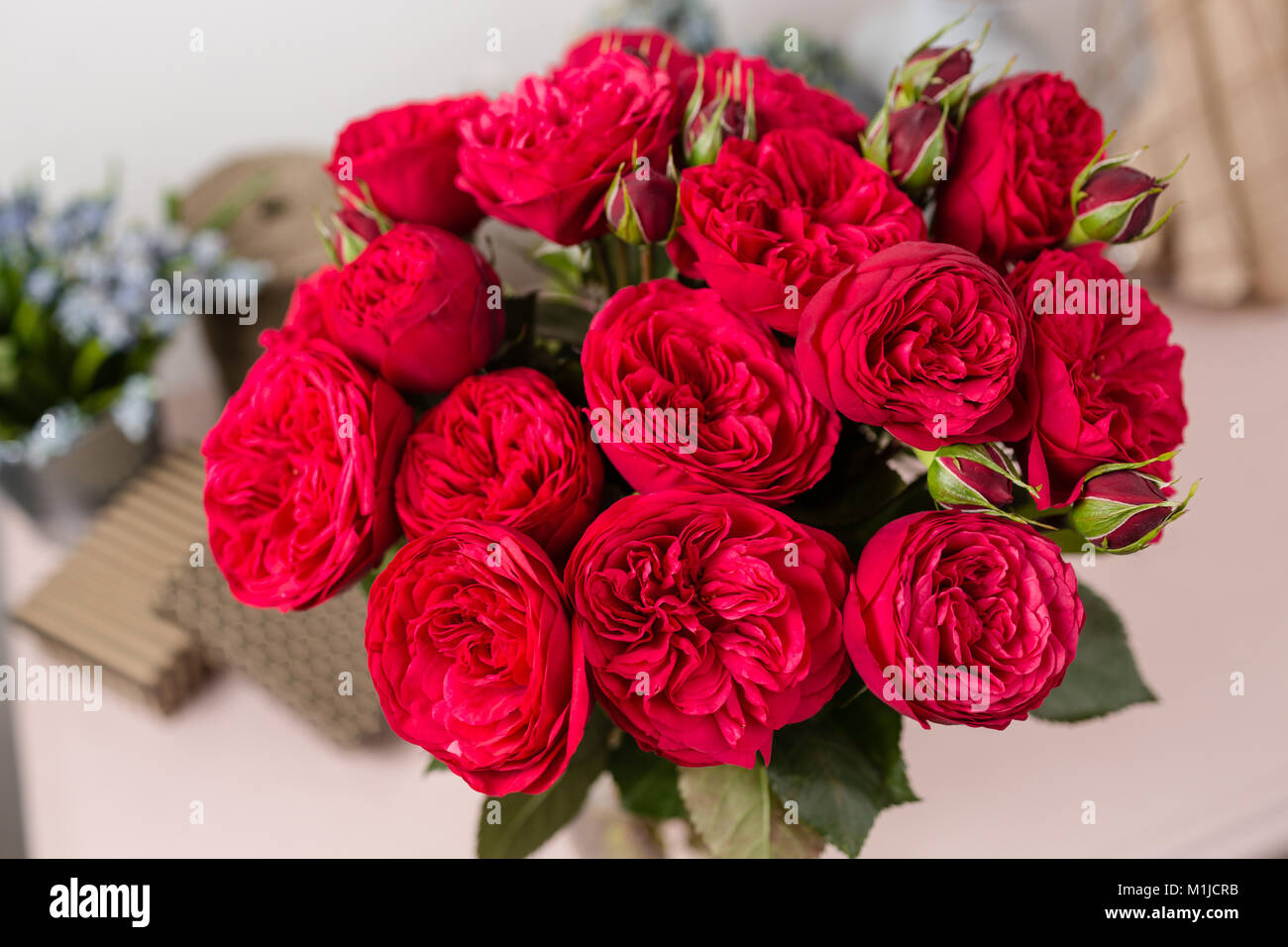 Rote Garden Rose. Strauß Blumen Rosen in Glasvase. Shabby Chic ...