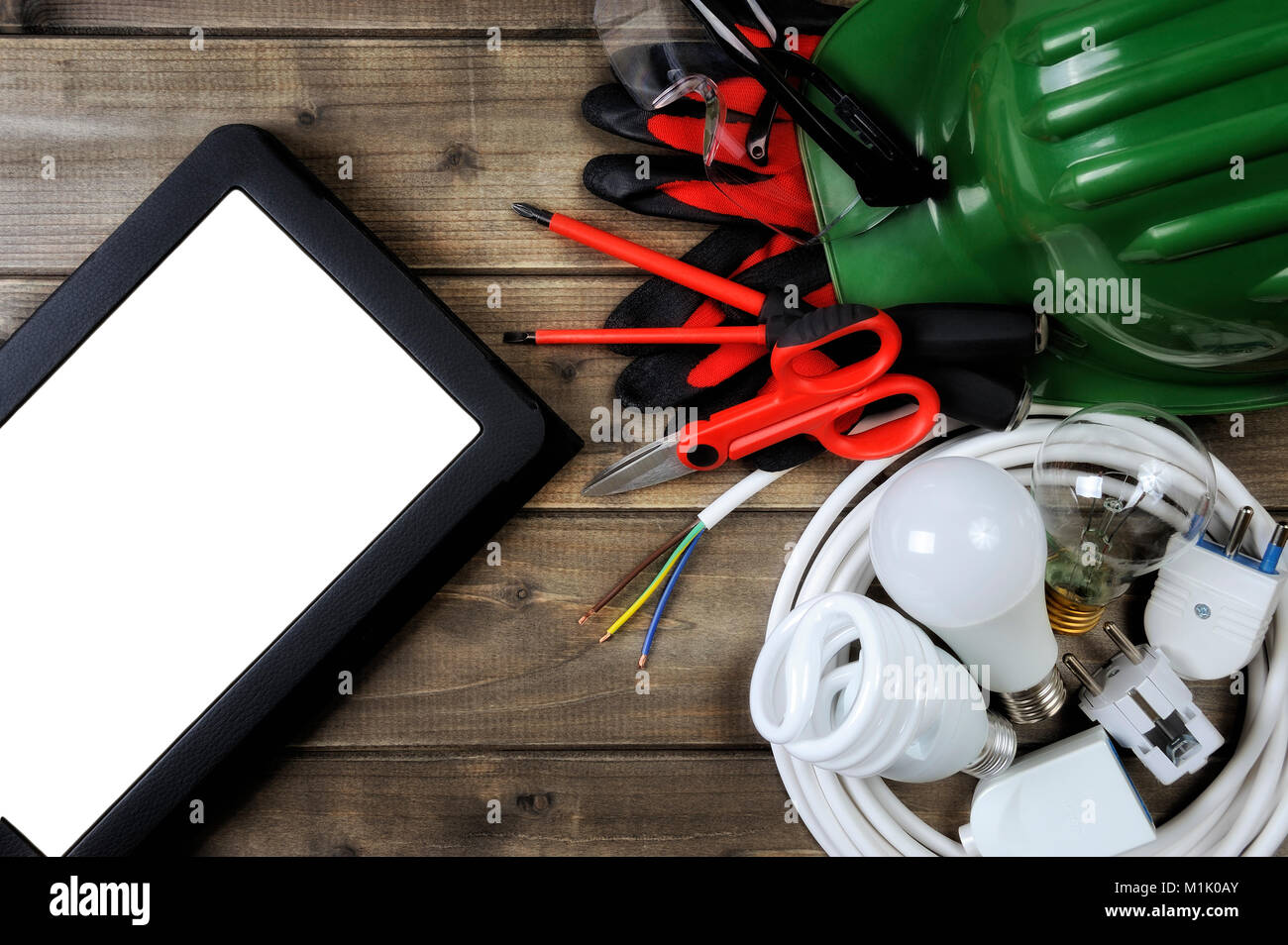 Schwarzer Laptop mit Arbeitsmittel und elektrische Anlagen auf einem ...