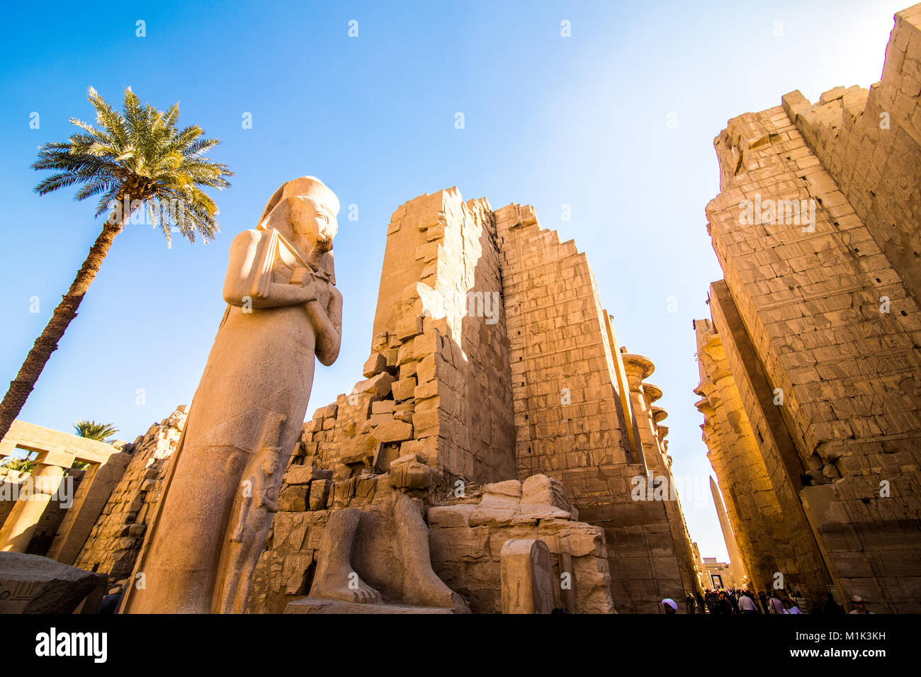 Statue im Tempel von Karnak in Luxor Ägypten Stockfotografie - Alamy