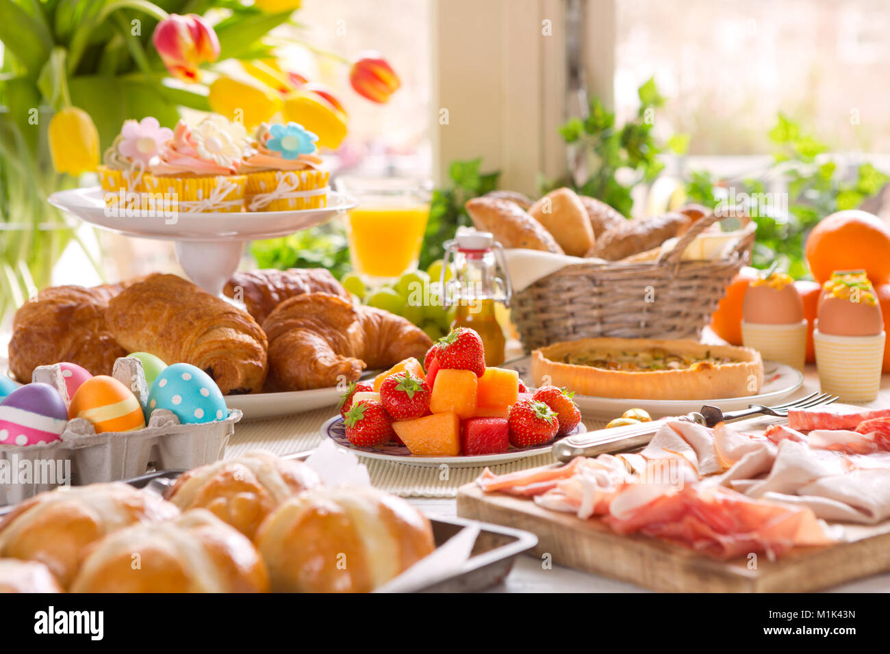 Frühstück oder Brunch Tabelle mit allerlei leckeren Delikatessen bereit ...