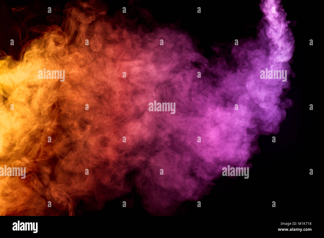 Dicke bunte Rauch, rot, orange rosa auf einem schwarzen Hintergrund ...