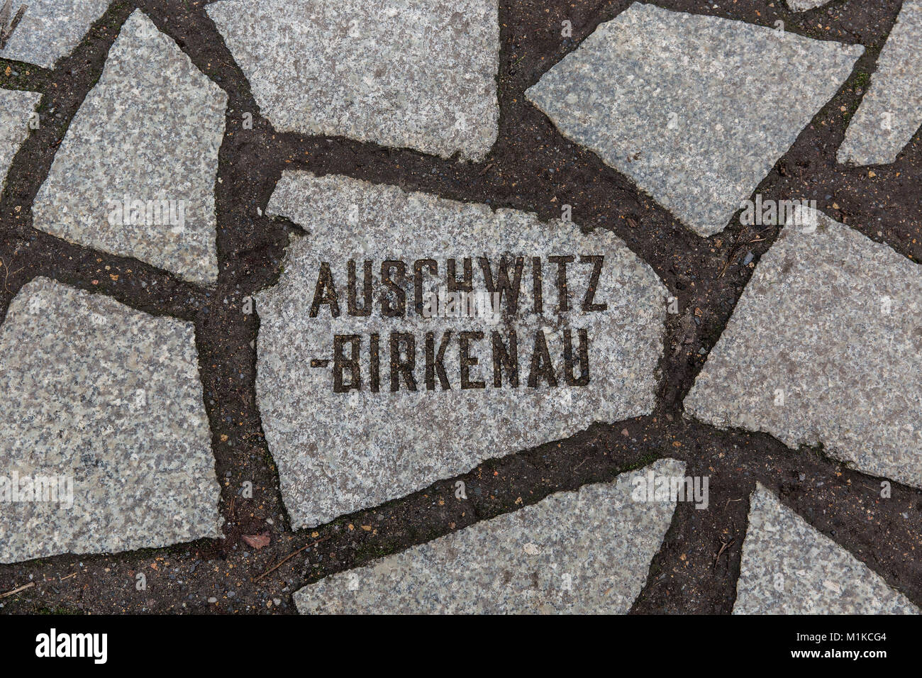 Auschwitz Birkenau die Namen der Vernichtungslager in Steine auf das Denkmal für die Sinti und ...