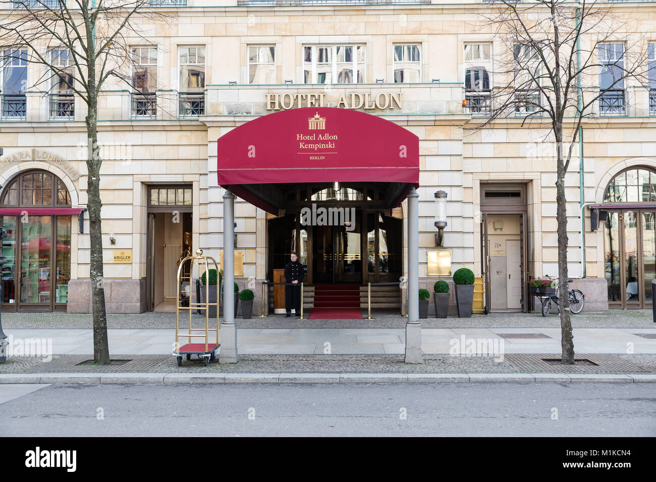 Hotel adlon eingang -Fotos und -Bildmaterial in hoher Auflösung – Alamy