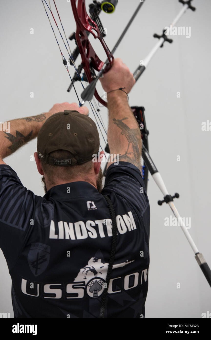 Us-Armee Sgt. 1. Klasse Josh Lindstrom zieht seinen Bogen während der ...