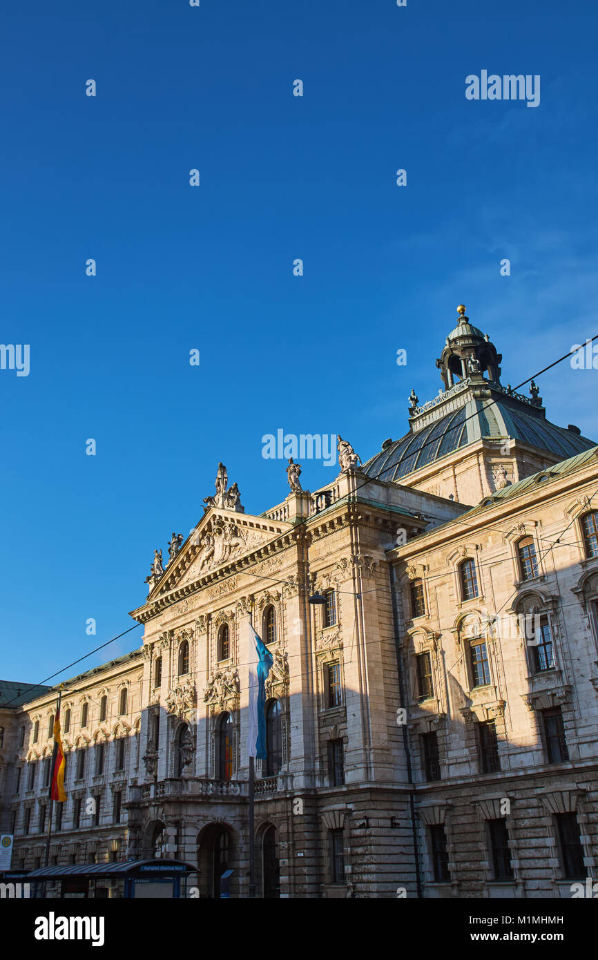 Justizpalast münchen -Fotos und -Bildmaterial in hoher Auflösung – Alamy