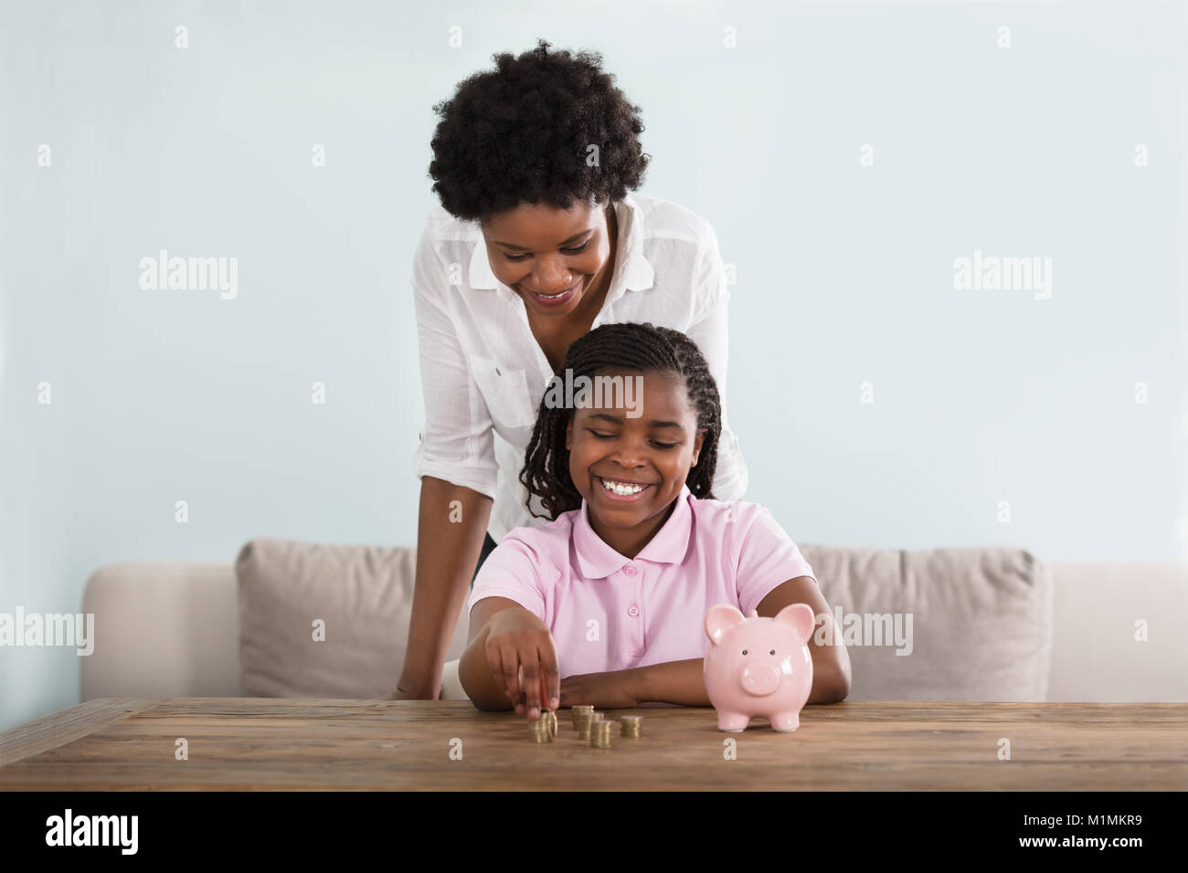 Leute, die geld sammeln -Fotos und -Bildmaterial in hoher Auflösung ...