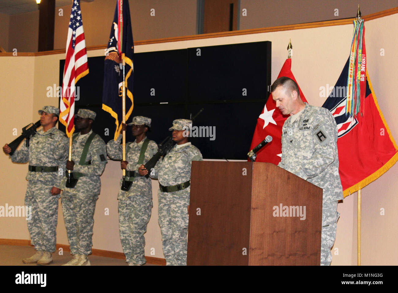 Oberst John Cook, 181St Infantry Brigade Commander, gibt seine ...