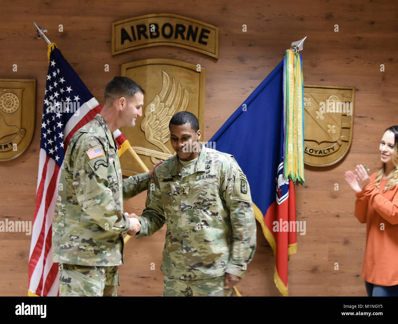 Oberst James Bartholomees, Kommandant der 173Rd Airborne Brigade ...