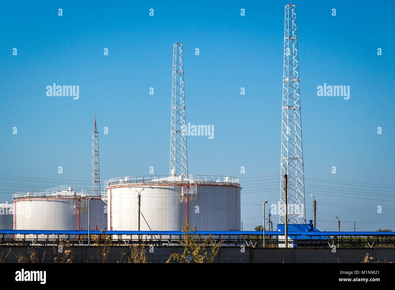 Large oil storage tanks -Fotos und -Bildmaterial in hoher Auflösung – Alamy
