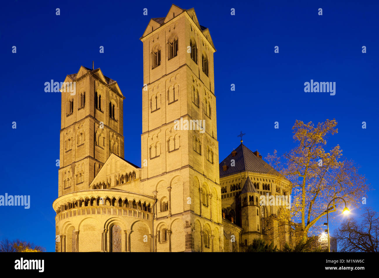 Kirche romanik -Fotos und -Bildmaterial in hoher Auflösung – Alamy