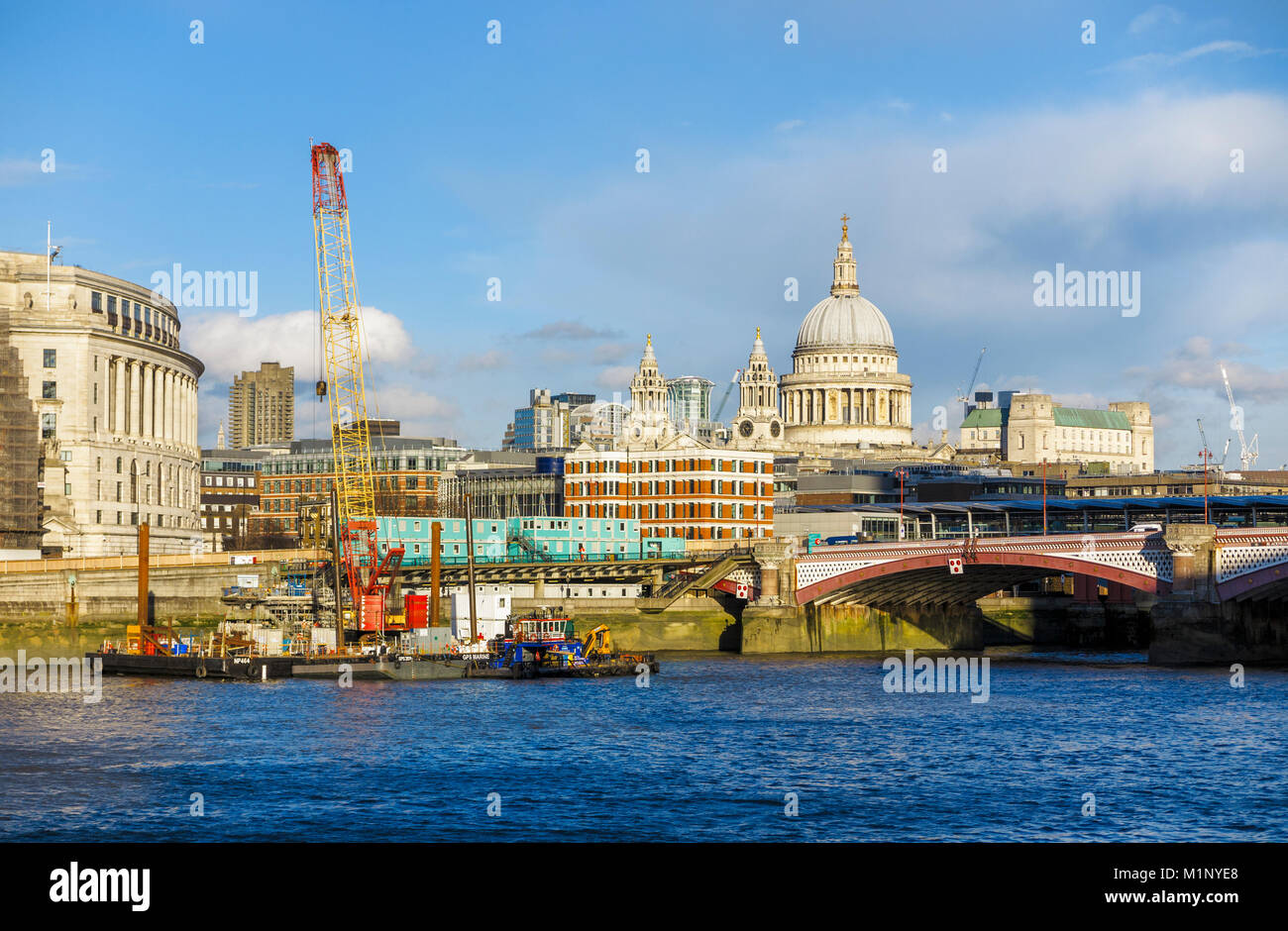 Krane auf die Blackfriars Bridge Vorland am Victoria Embankment, London ...