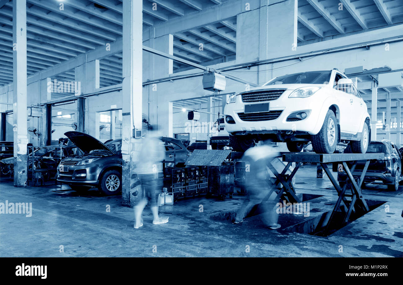 Der Techniker ist das Auto, den blauen Farbton reparieren ...