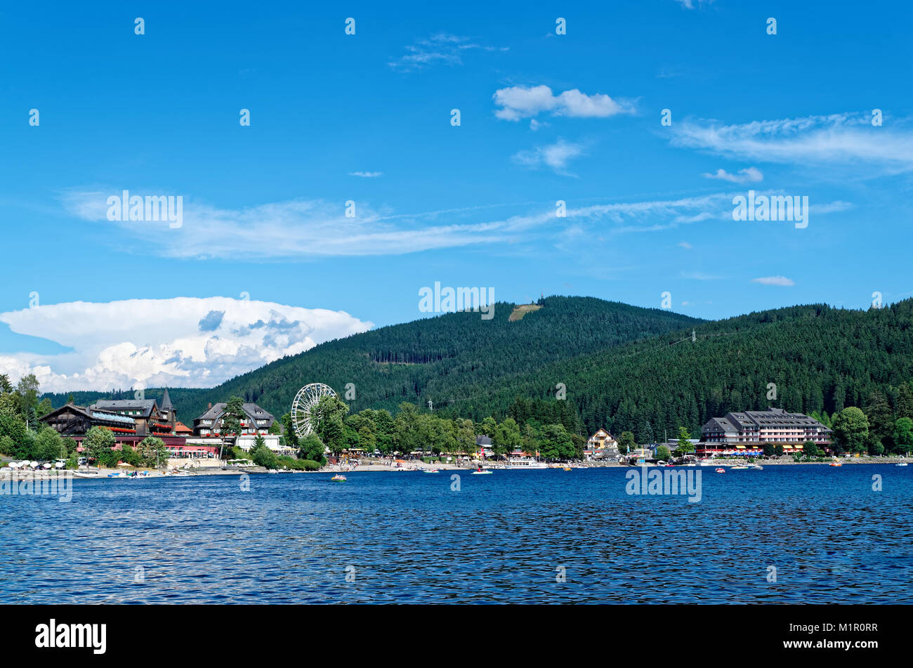 Traditionelle Häuser und Riesenrad an der Promenade der Titi See ...